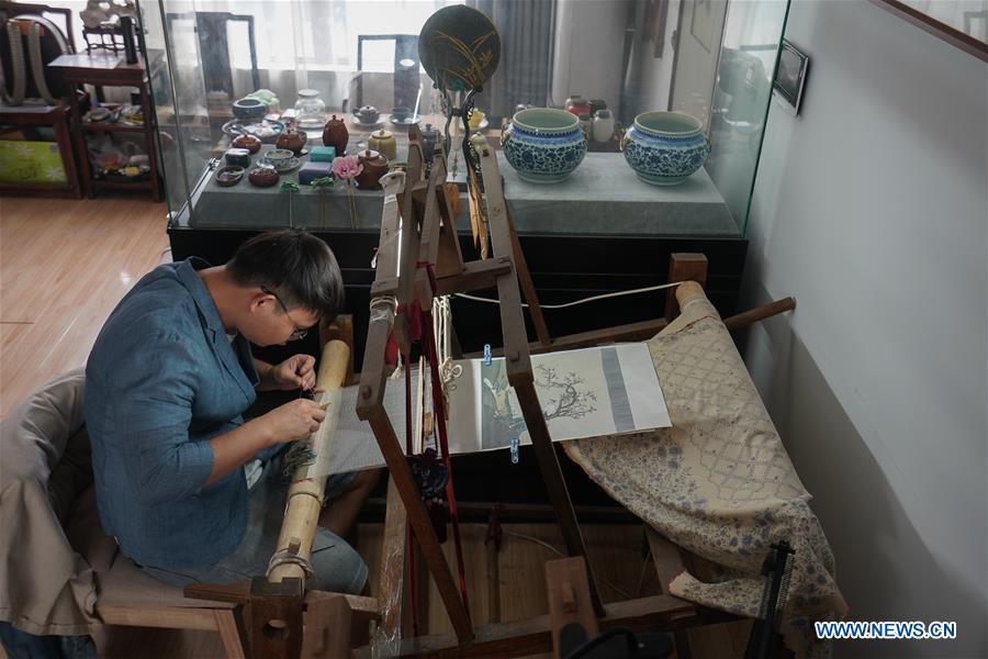 Pic story: craftsman dedicated to traditional Chinese silk tapestry ...